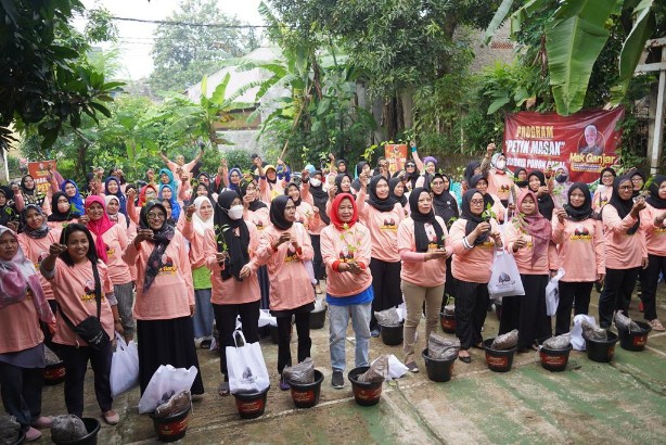 Ratusan Emak-emak di Cilangkap Tanam Pohon Cabai - Suara Karya