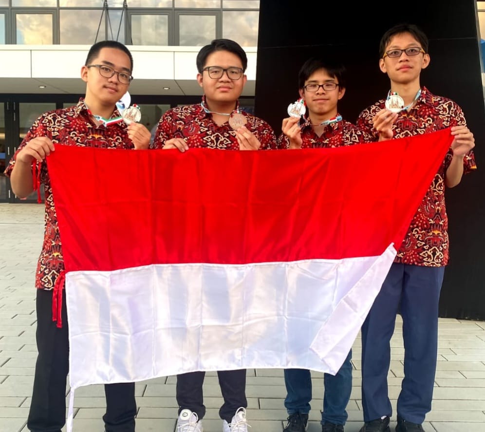 Siswa Indonesia Raih 4 Medali di Ajang IOI 2023 di Hungaria - Suara Karya